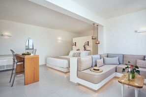 Suíte júnior, 1 quarto, banheira de imersão, vista parcial para o mar | 1 quarto, roupas de cama premium, edredons de pluma, cofres nos quartos