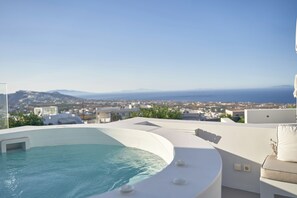 Superior Suite, 1 Bedroom, Hot Tub, Sea View | 1 quarto, roupas de cama premium, edredons de pluma, cofres nos quartos