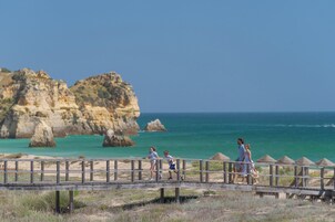 Na praia, praia de areia branca 