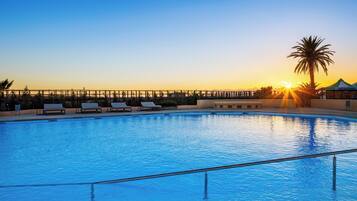 Piscina interior, 2 piscinas exteriores, guarda-sóis, espreguiçadeiras