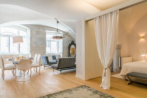 Loft Deluxe Grand | Roupa hipoalergénica, cofre no quarto, com decoração personalizada 