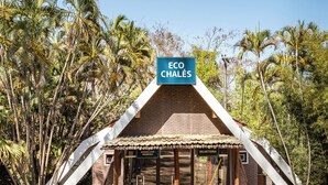 Um pequeno edifício em formato triangular com uma placa que diz 'Eco Chales'.