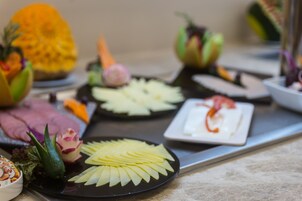 Pequeno-almoço tipo buffet diário mediante uma taxa