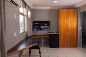 Quarto Twin Deluxe | Roupa hipoalergénica, minibar, secretária, cortinas/cortinados opacos