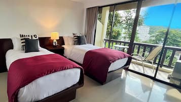 Quarto Twin Deluxe, vista para o mar | Minibar, cofre no quarto, secretária