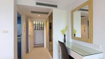 Quarto Duplo Superior, no rés do chão | Minibar, cofre no quarto, secretária