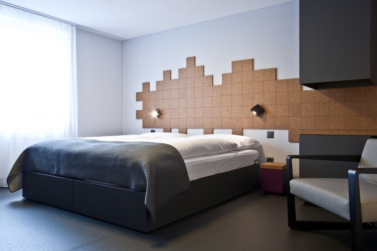 Quarto Duplo Comfort | Roupa de alta qualidade, secretária, quartos insonorizados