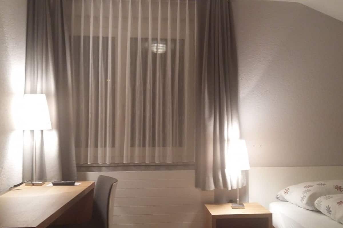 Quarto Individual Económico | Roupa de alta qualidade, secretária, quartos insonorizados