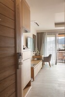 Grand Deluxe King with Balcony | Sala de estar | Televisor LCD de 52 polegadas com canais por cabo, televisor 