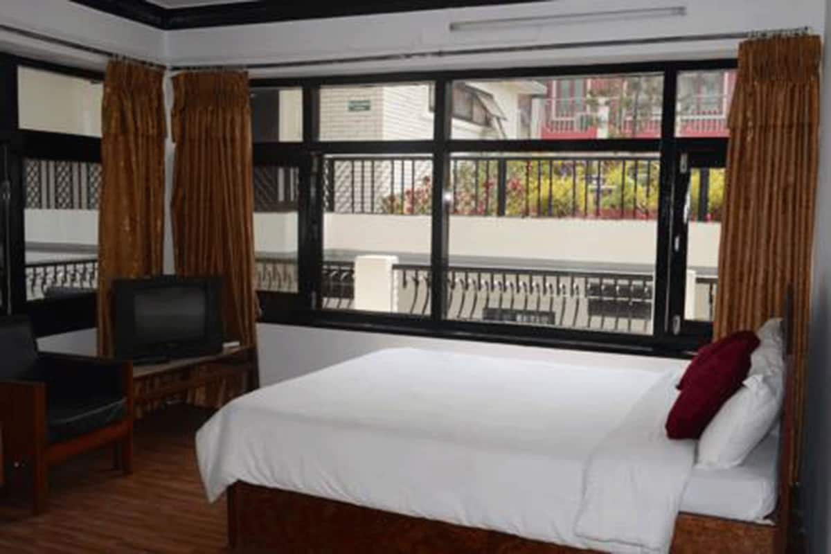 Quarto triplo standard | Cofres nos quartos, ferros/tábuas de passar roupa, Wi-Fi de cortesia