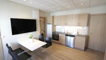 Apartamento Superior | Cozinha privada | Um frigorífico/congelador grande, um micro-ondas, um forno