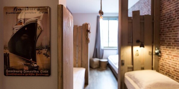 Dormitório Partilhado, em dormitório misto, casa de banho partilhada (1 bed in a 3-bed dormitory) | Roupa de alta qualidade, camas de colchão pillowtop, cofre no quarto 