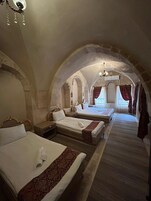 Quarto quádruplo (Gold) | Frigobar, escrivaninha, espaço de trabalho para notebook