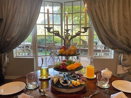 Café da manhã feito na hora grátis todos os dias