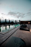 Piscina exterior sazonal, guarda-sóis, espreguiçadeiras 