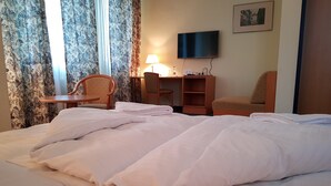 Quarto Duplo | Secretária, cortinas/cortinados opacos, Wi-fi grátis