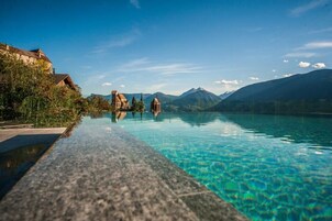 Piscina interna, piscina externa sazonal, espreguiçadeiras