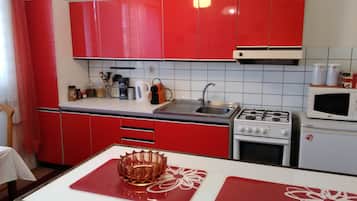 Apartamento | Cozinha privada | Geladeira, micro-ondas (mediante solicitação), fogão, cooktop