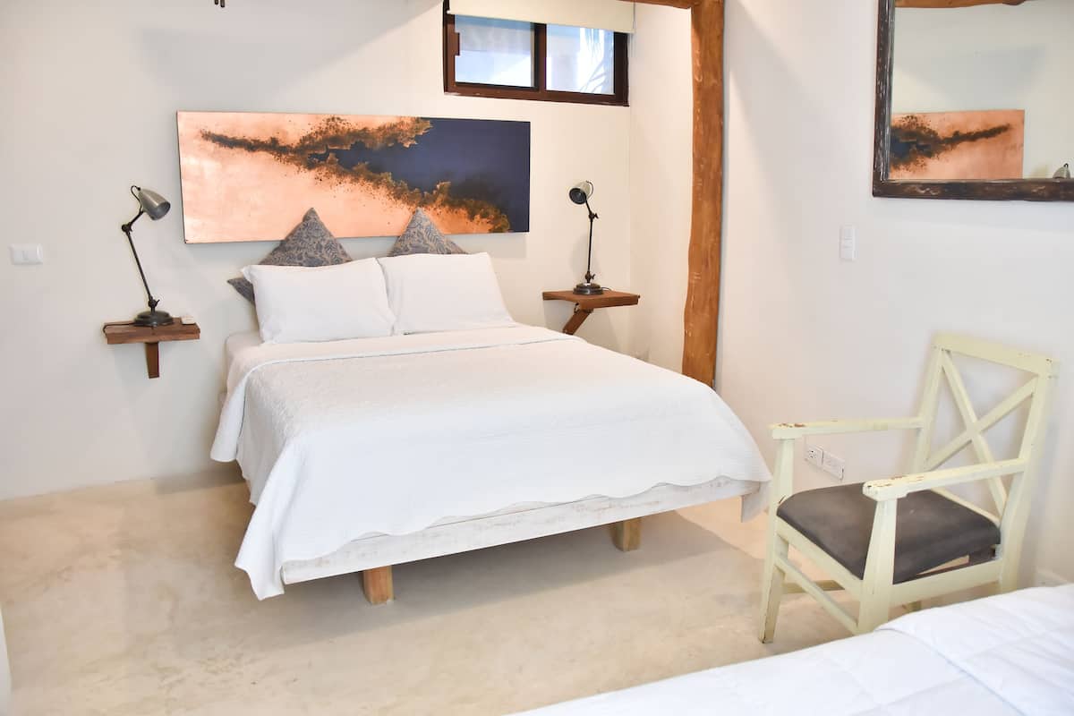 Quarto Standard | Roupa de alta qualidade, cofre no quarto, roupa de cama fornecida