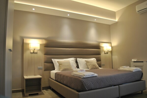 Quarto Triplo | Roupa de alta qualidade, secretária, quartos insonorizados