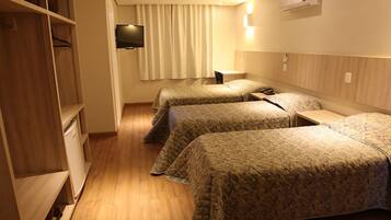 Quarto Triplo | Minibar, secretária, cortinas/cortinados opacos, quartos insonorizados