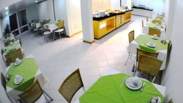 Pequeno-almoço tipo buffet diário incluído