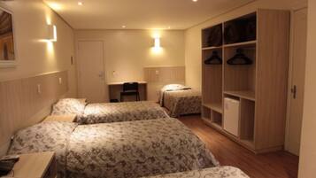 Quarto Quádruplo | Minibar, secretária, cortinas/cortinados opacos, quartos insonorizados