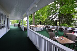 3 restaurantes, com serviço de café da manhã e almoço; culinária local