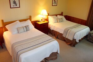 Quarto standard | Ferros/tábuas de passar roupa, roupa de cama