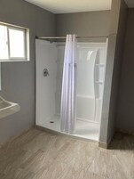 Quarto, 1 cama king-size, acessível | Casa de banho | Produtos de higiene exclusivos, toalhas fornecidas 
