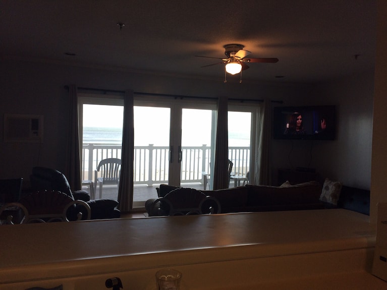 Oceanfront Condo!!!! Steps To 7 Mile Beach & Downtown Oob. 3rd Floor W/elevator - Goose Rocks Beach, ME
