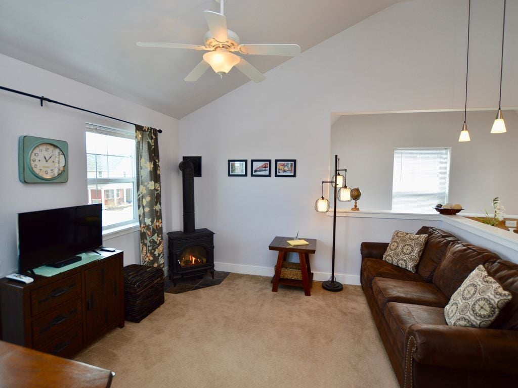 Carriage House Cutie (King Bed) -Steps From Lake & Park - Bozeman, MT