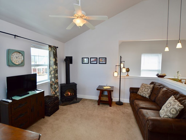 Carriage House Cutie (King Bed) -Steps From Lake & Park - Montana