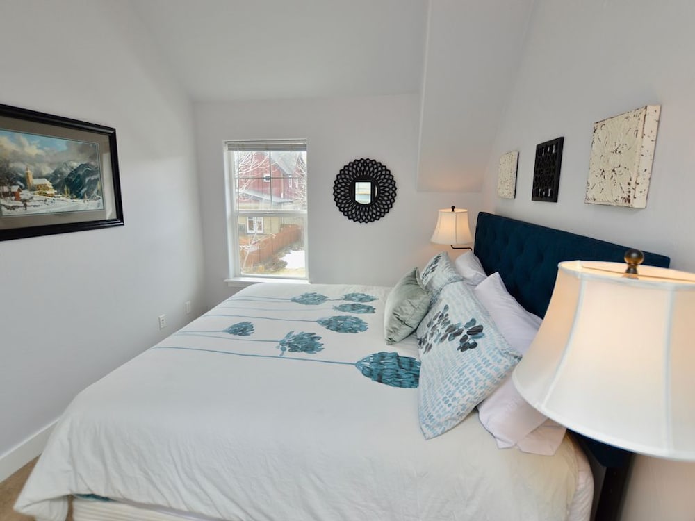 Carriage House Cutie (King Bed) -Steps From Lake & Park - Bozeman, MT