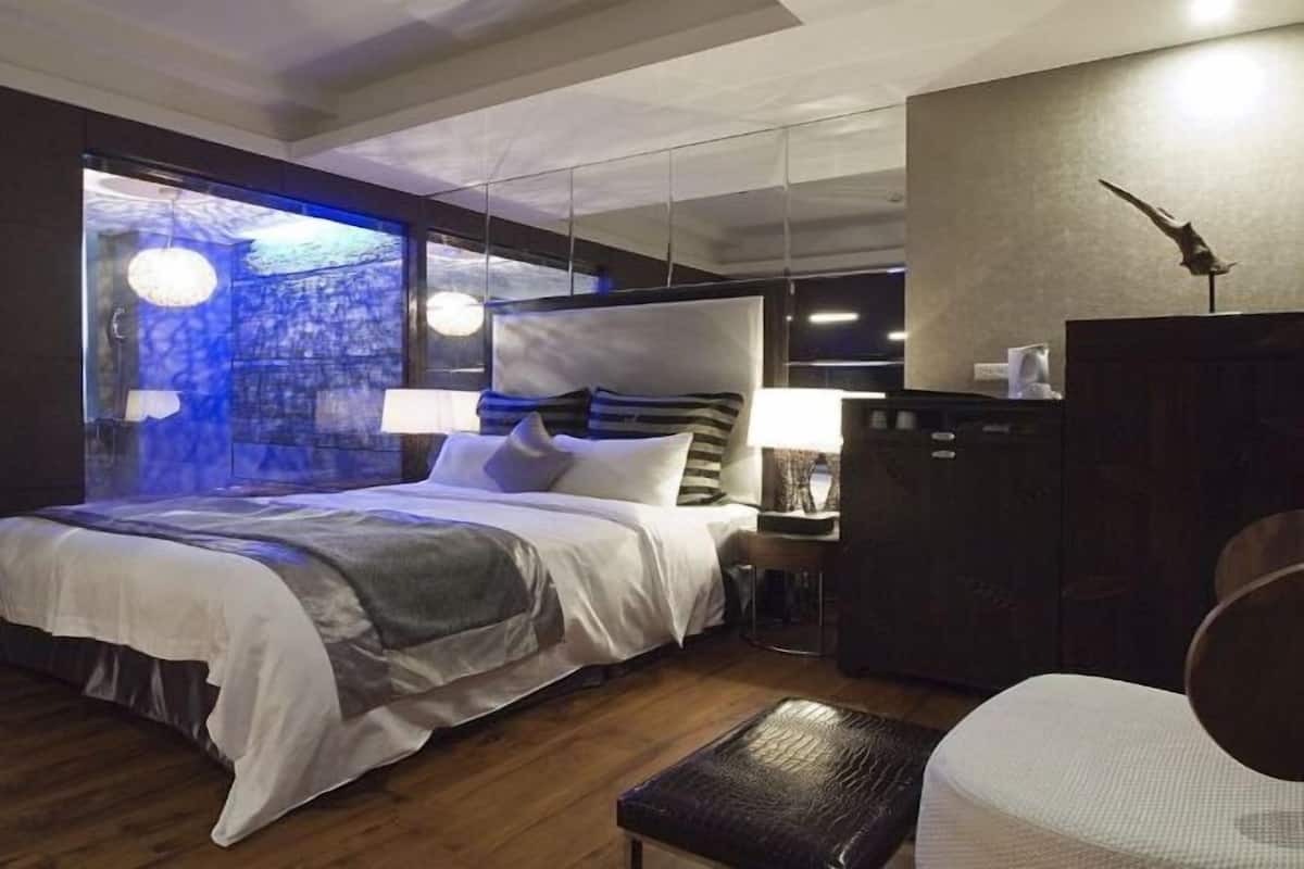 Cofre no quarto, com decoração personalizada, secretária