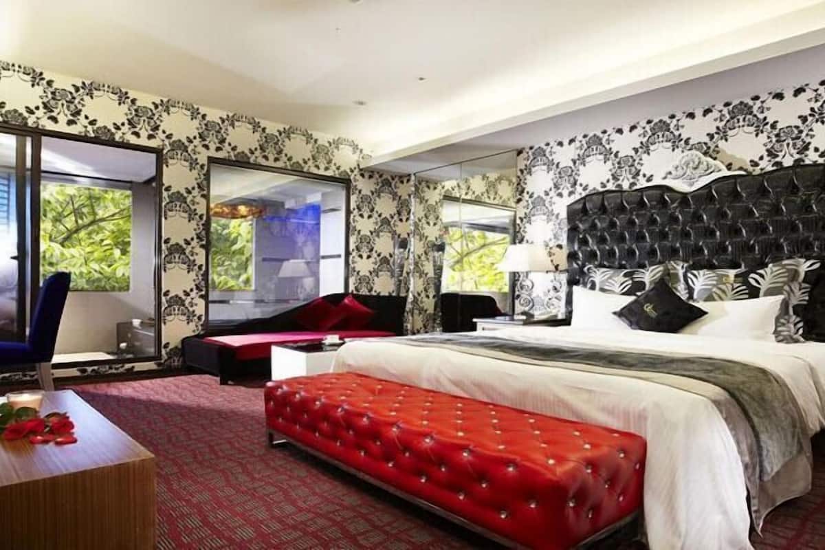 Cofre no quarto, com decoração personalizada, secretária