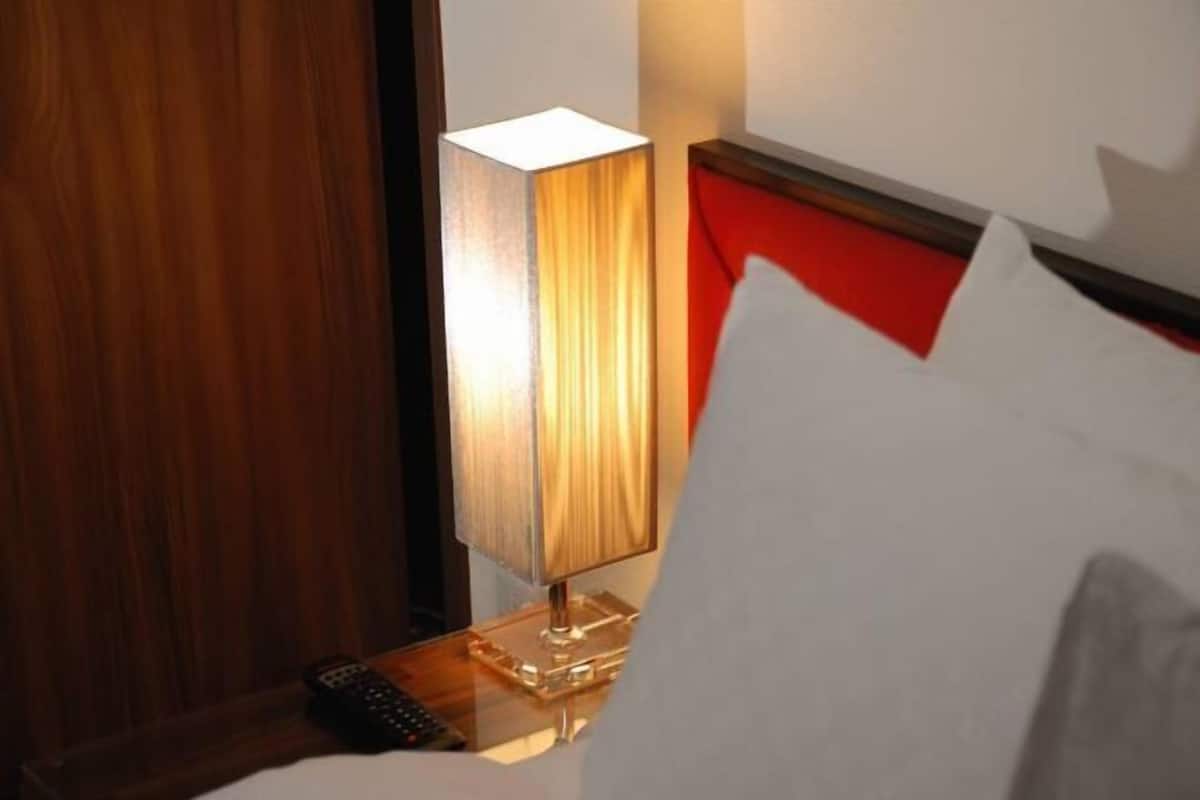 Cofre no quarto, com decoração personalizada, secretária