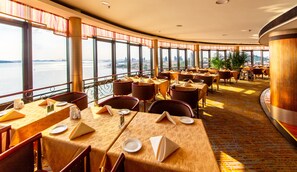 Café da manhã com buffet todos os dias mediante uma taxa