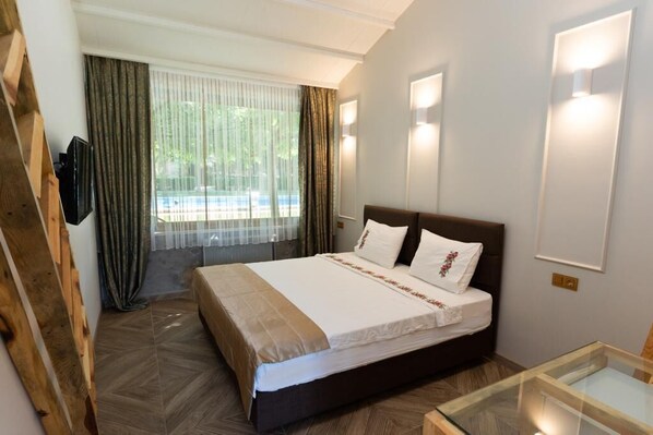 Quarto Duplo Superior, várias camas | Roupa de alta qualidade, minibar, quartos insonorizados, Wi-fi grátis 
