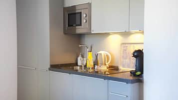 Um frigorífico/congelador grande, um micro-ondas, um forno