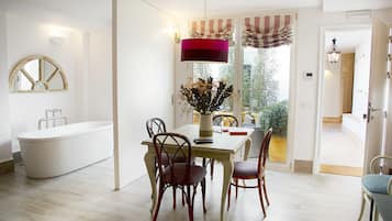 Deluxe Plus Apartment, 1 Bedroom, Patio | Sala de estar | TV de ecrã plano