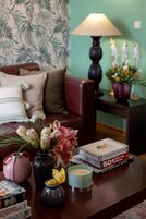 Apartamento Deluxe, 2 quartos, varanda | Sala de estar | TV de ecrã plano, leitor de DVD 