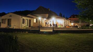 Fachada do alojamento (tarde/noite)