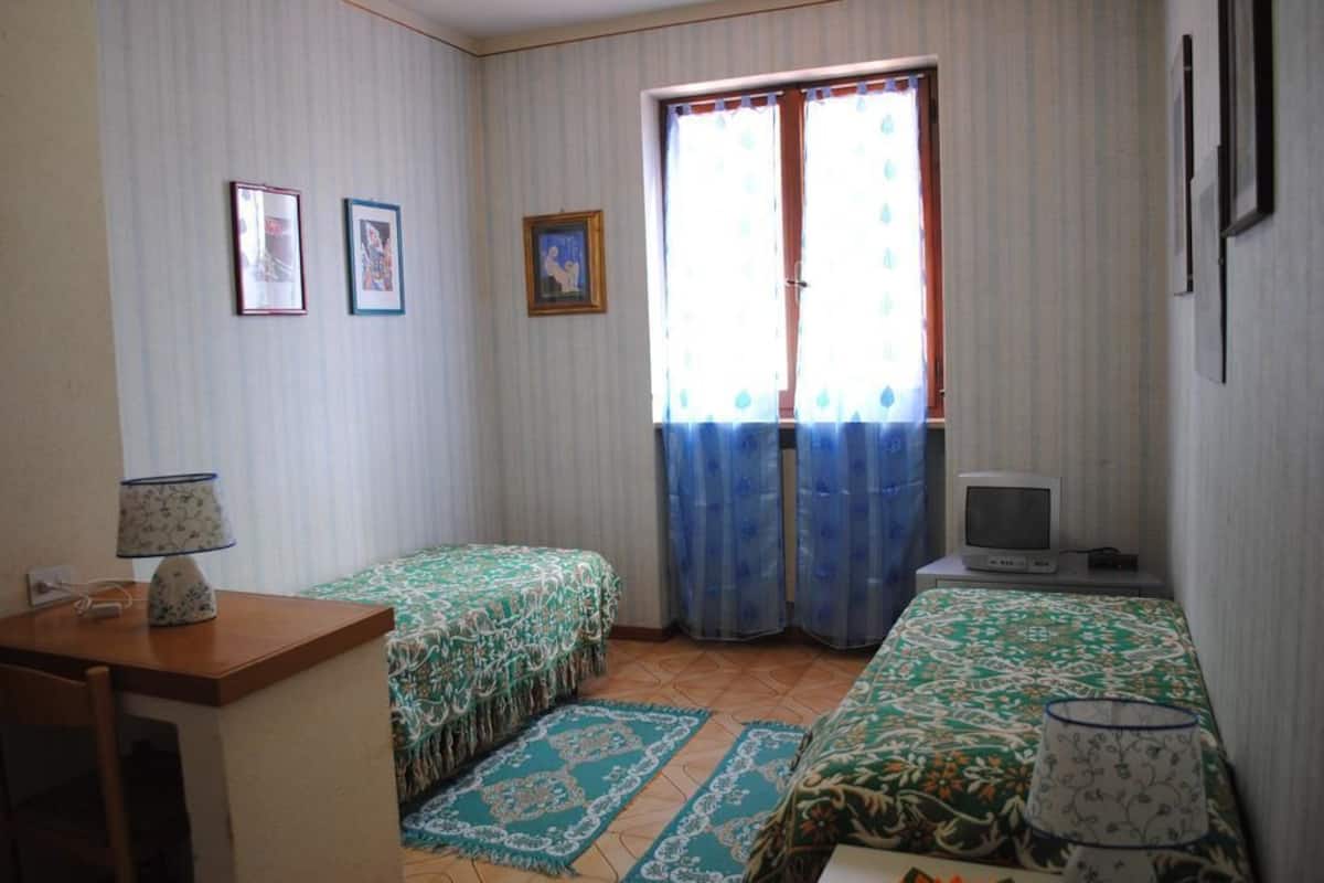 Quarto casal ou duplo, banheiro compartilhado | Frigobar, berços (sobretaxa), camas extras/dobráveis (sobretaxa)