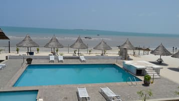 2 piscinas externas, funciona das 9h às 18h, guarda-sóis