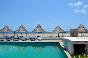 2 piscinas exteriores, da(s) 9:00 à(s) 18:00, guarda-sóis 