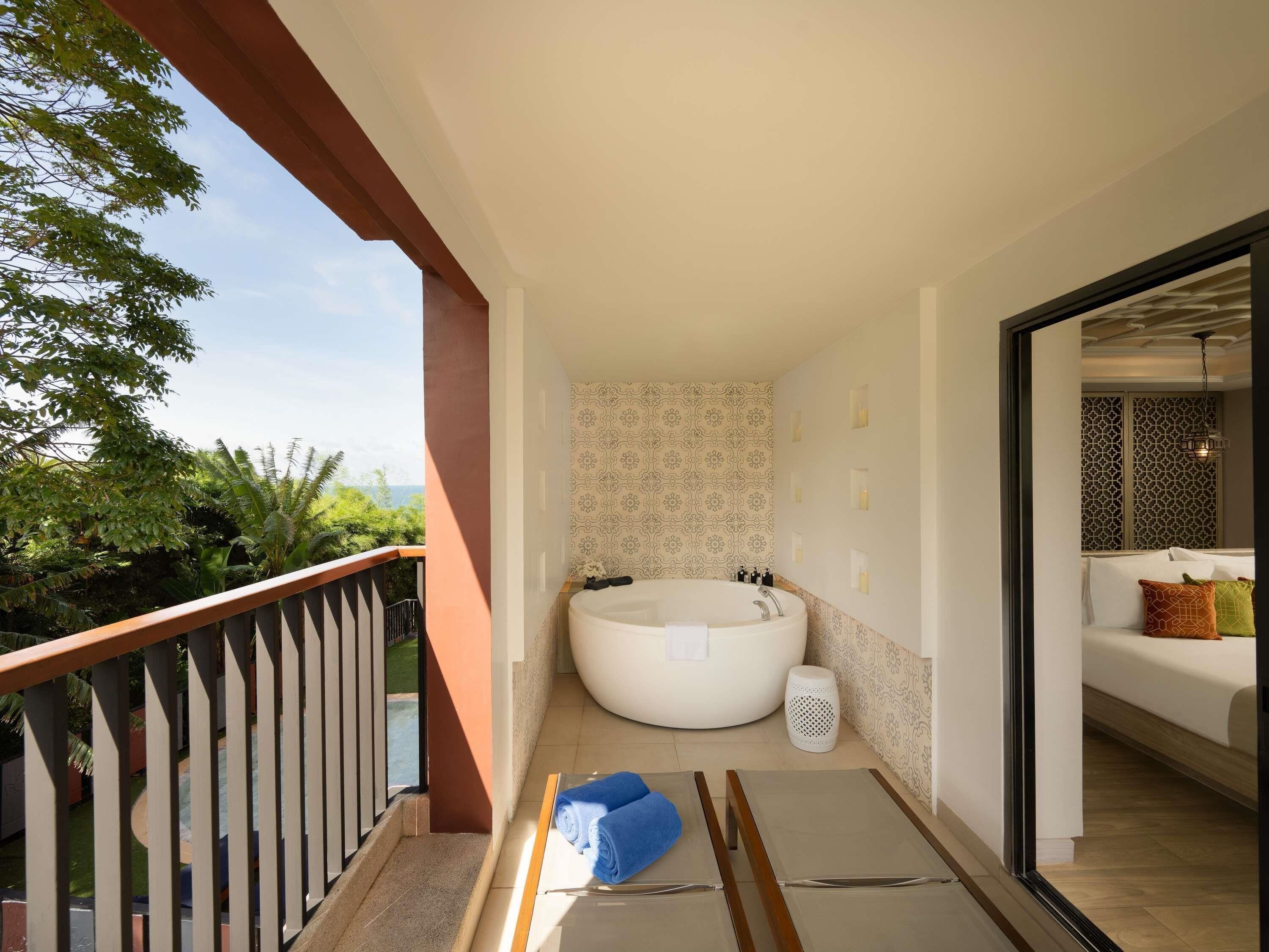 Suite Deluxe, vista para a montanha (Whirlpool bath) | Roupa de alta qualidade, edredões de penas, minibar, cofre no quarto 