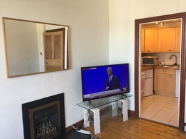 Apartamento, 2 quartos | Cozinha privada | Geladeira grande, micro-ondas, fogão, cooktop