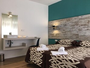 Roupas de cama premium, escrivaninha, ferros/tábuas de passar roupa