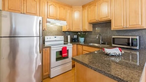 Apartamento Comfort em Condomínio Fechado, 2 quartos | Cozinha privada | Uma cafeteira/bule, um frigorífico, um micro-ondas, um forno 
